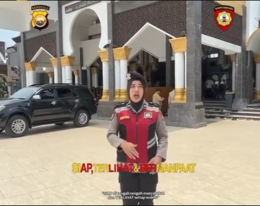 Hadir untuk Masyarakat, Polwan Ditsamapta Amankan Ibadah Jumat di Kota ...