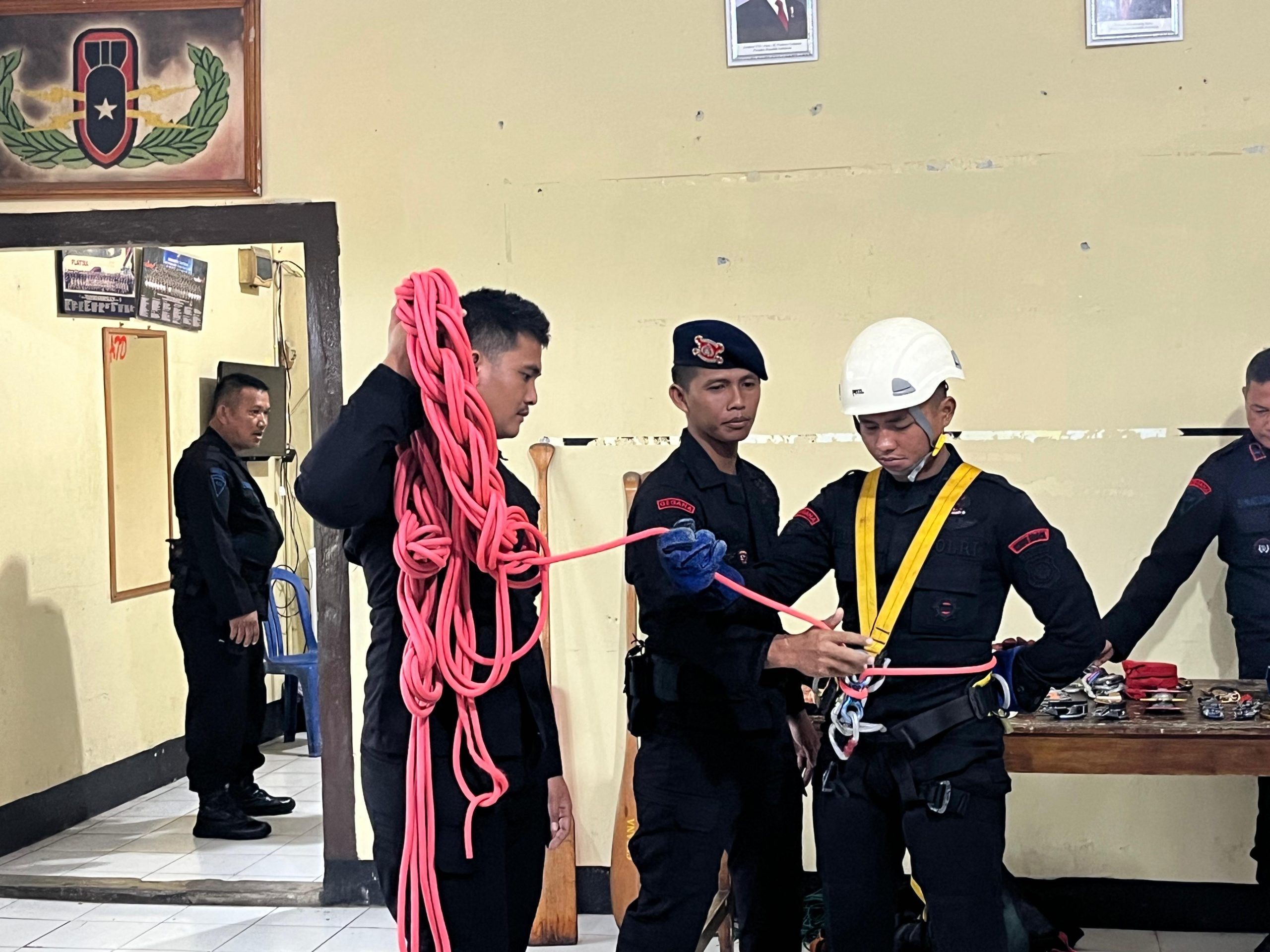 Personel Detasemen Gegana Satbrimob Polda Bengkulu Laksanakan ...
